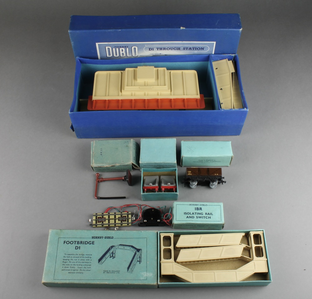 A Hornby Dublo D1 walk through station, boxed, a ditto | 5th November ...