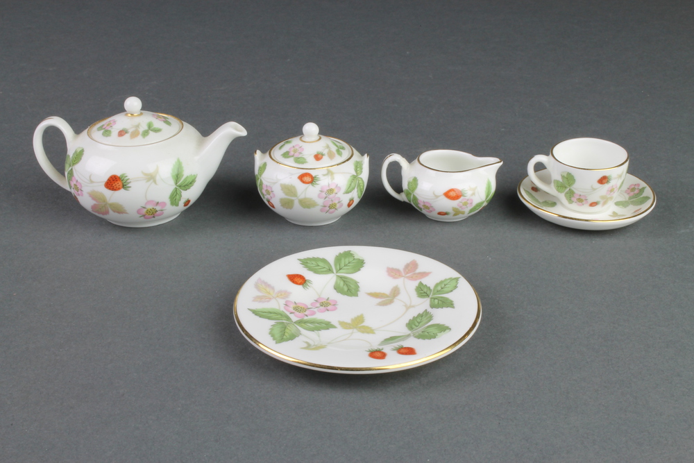 A Wedgwood miniature tea set with strawberry | 8th April 2015 | Denhams