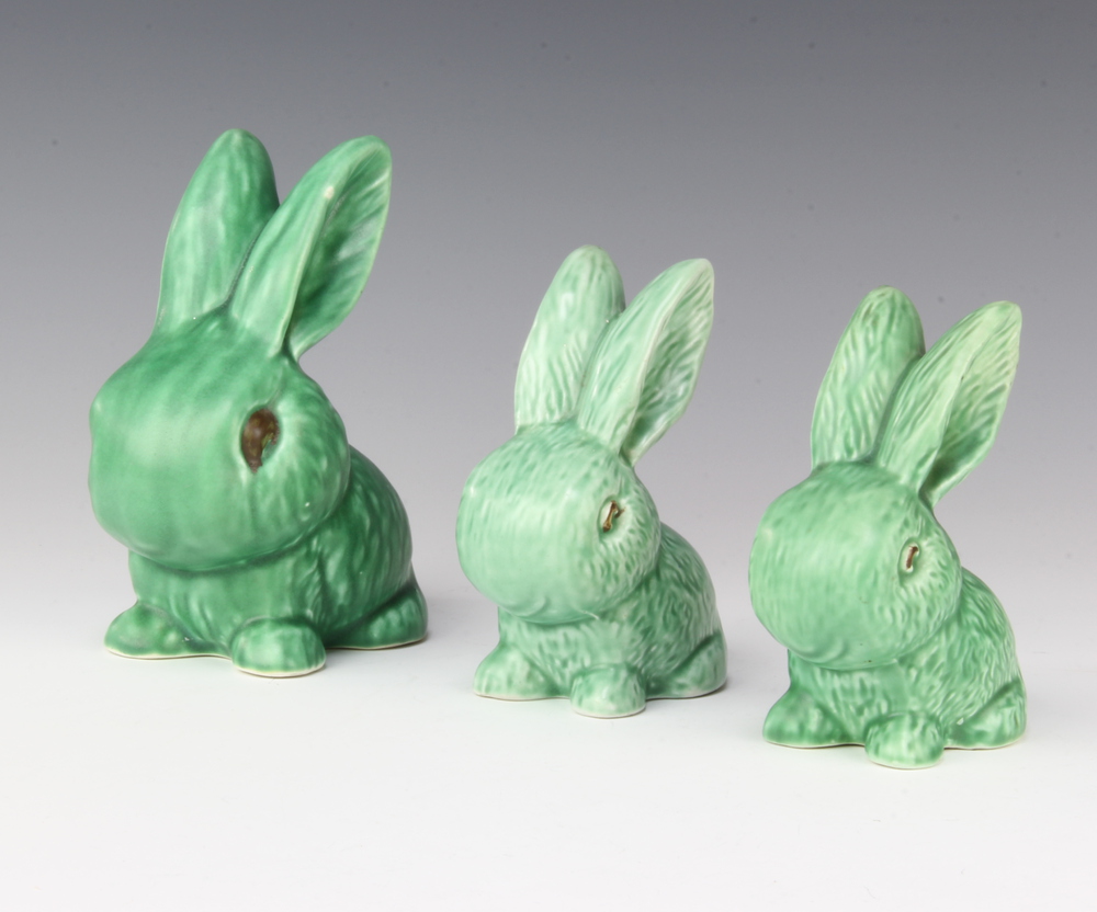A green Sylvac figure of a rabbit 1065 16cm, a ditto | 10th April 2019 ...