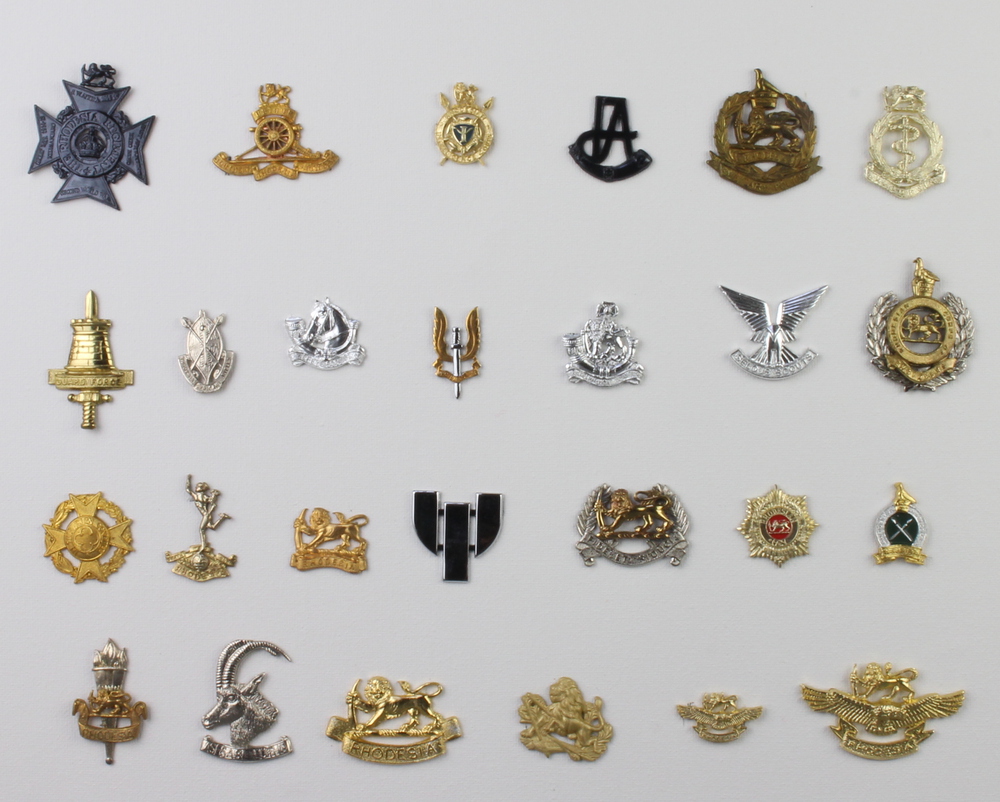 A collection of 26 Rhodesian Army cap badges together | 18th December ...