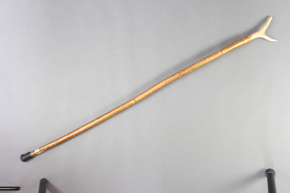 An antler handled wading fishing staff | 15th July 2021 | Denhams