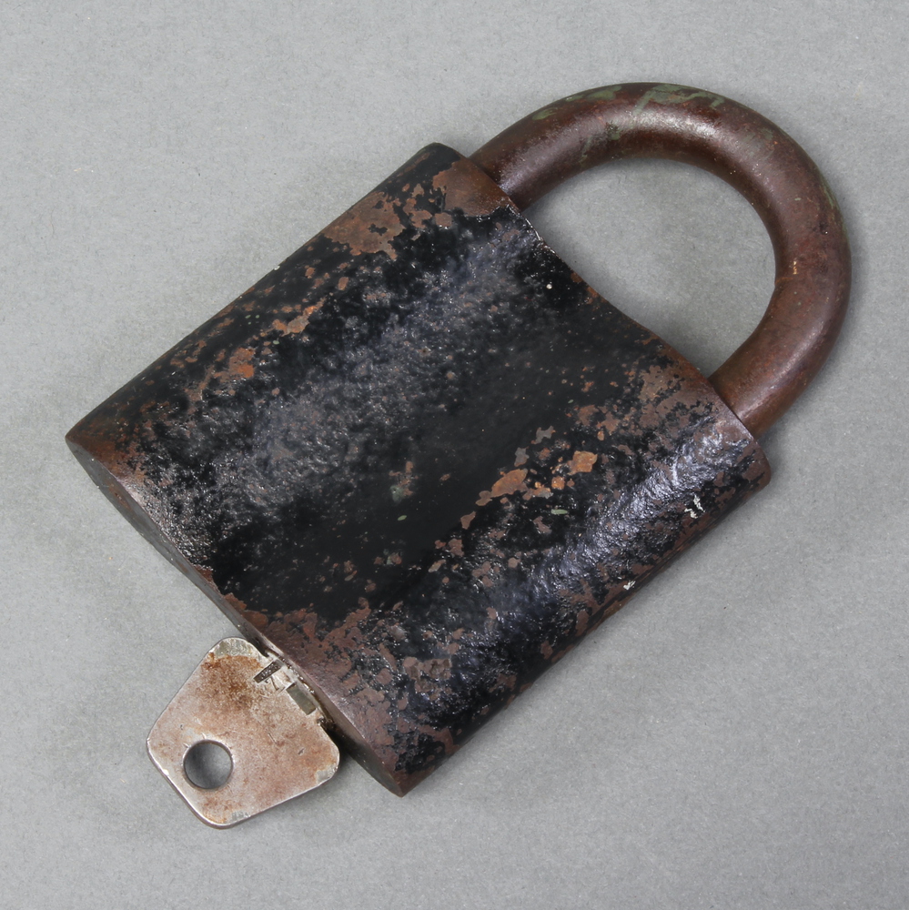 A curious 19th/20th Century shaped iron padlock, | 24th August 2022 ...