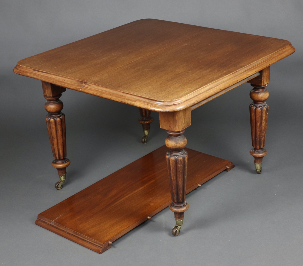 A Victorian mahogany extending dining table raised on | 10th August ...