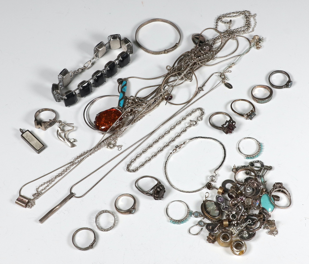 A silver amberoid pendant and minor silver jewellery, | 1st November ...