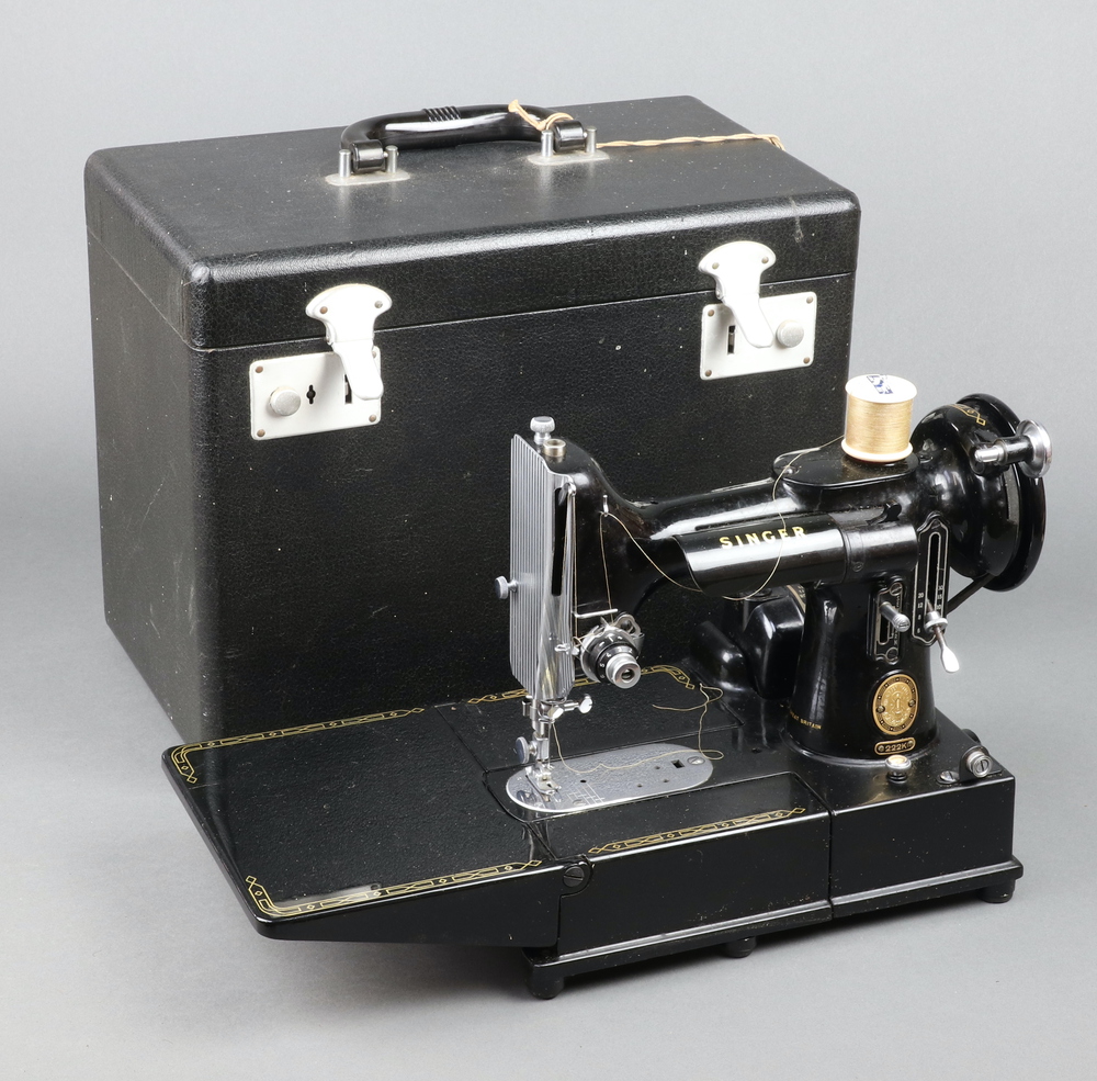 A Singer 222K featherweight sewing machine boxed | 25th January 2024 ...