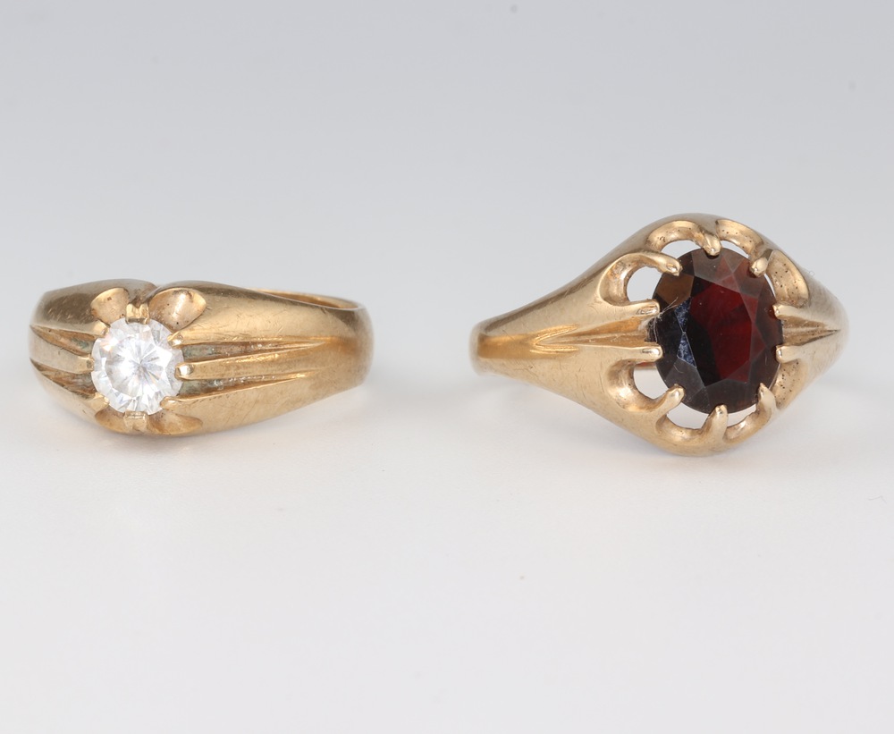 A gentleman's 9ct yellow gold garnet set signet ring, | 17th April 2024 ...