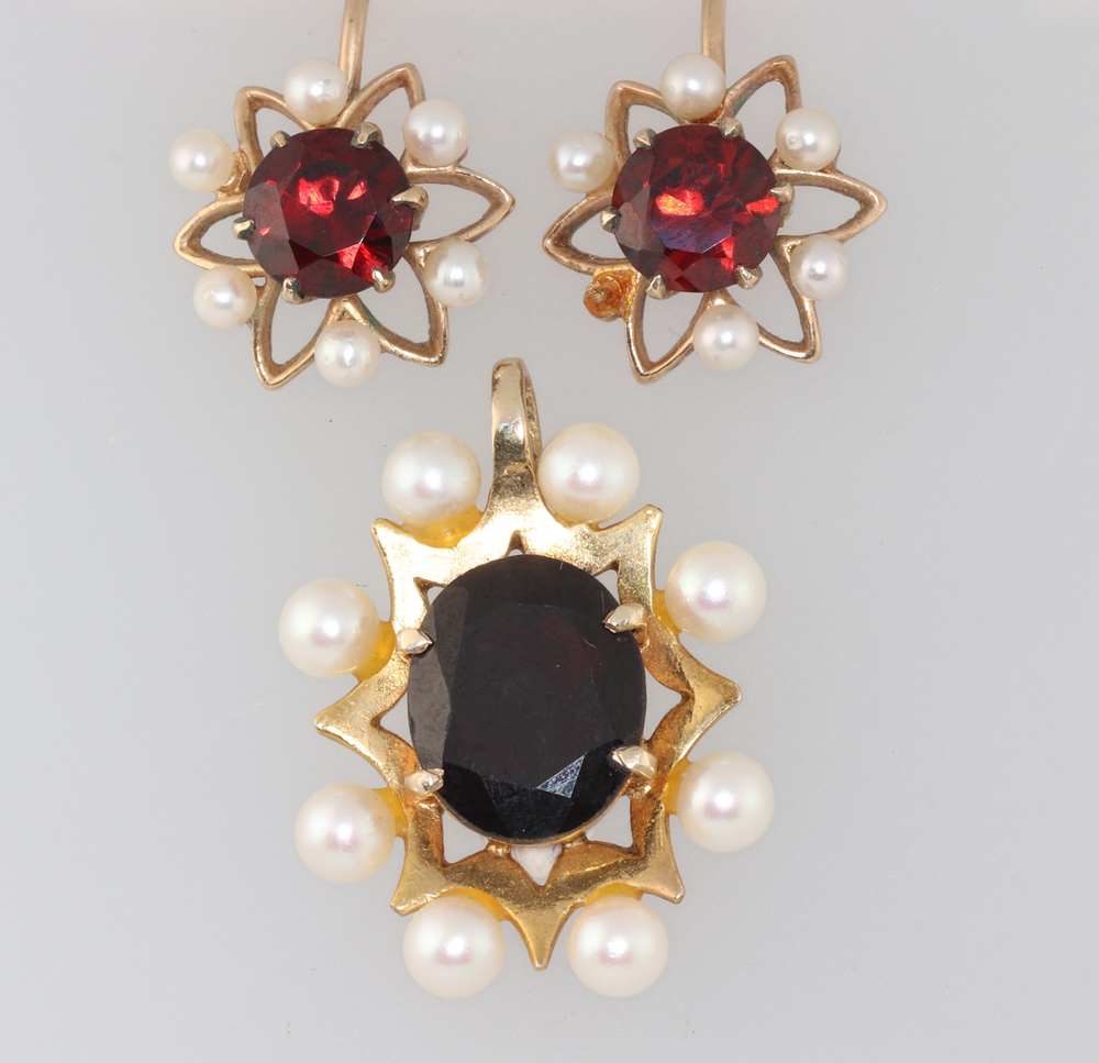 A 9ct yellow gold garnet and pearl pendant 25mm | 17th April 2024 | Denhams