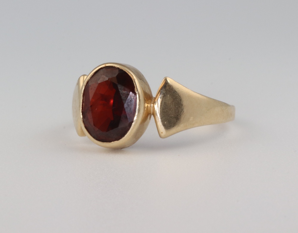 A 9ct yellow gold oval garnet ring, size R, 2.5 grams | 12th February ...
