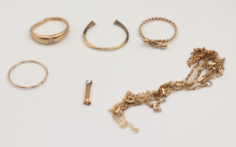 A 9ct yellow gold wedding ring size M, 5.6 grams | 12th February 2025 ...