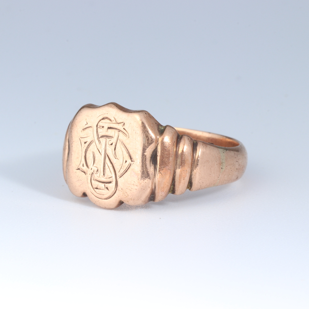 A gentleman's 9ct yellow gold signet ring with | 10th April 2025 | Denhams
