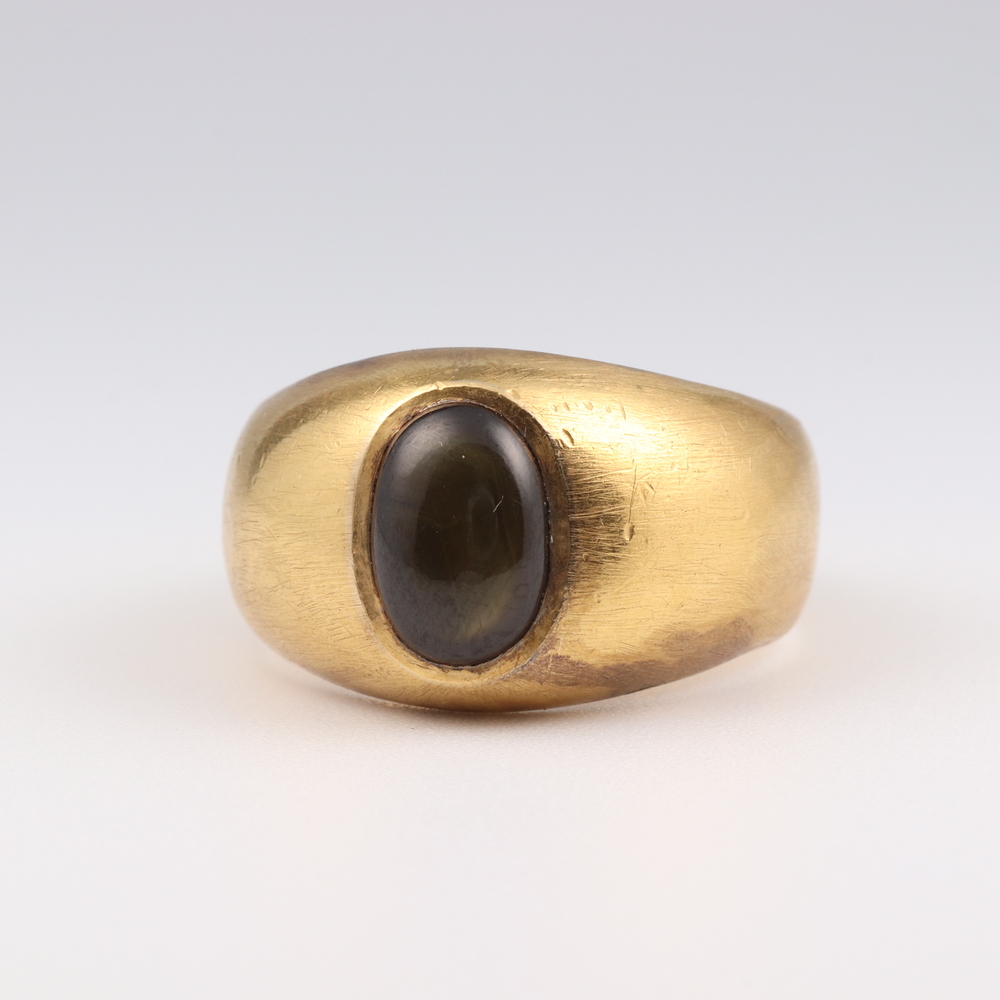 A gentleman's 22ct yellow gold signet ring set with a | 7th May 2025 ...