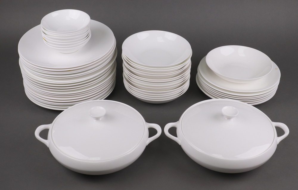 A Royal Worcester Snow pattern part dinner service | 4th June 2025 ...
