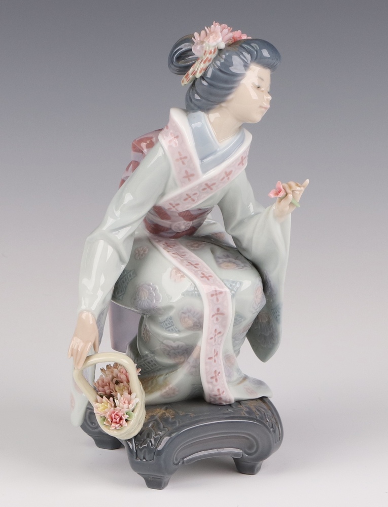 A Lladro figure Flower Gatherer 20cm | 30th July 2025 | Denhams
