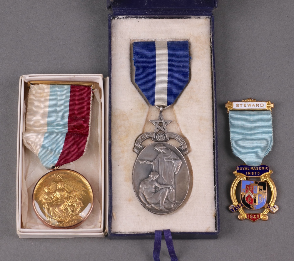 A Masonic gilt metal charity jewel with 9ct gold band, | 24th September ...