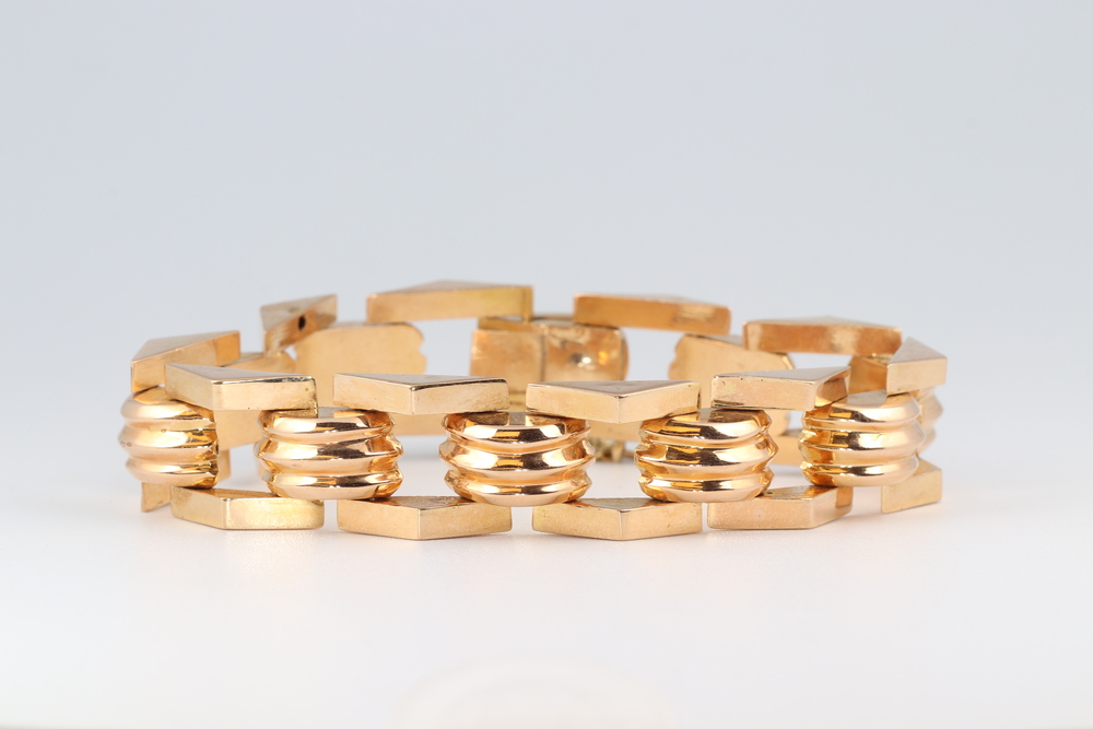 A high carat yellow metal ribbed and triangular link | 17th December ...